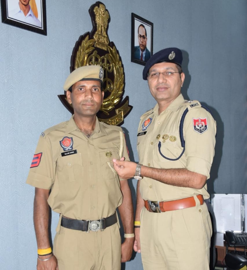 IPS -SSP ਹੁਸ਼ਿਆਰਪੁਰ ਨੇ ਹੈੱਡ ਕਾਂਸਟੇਬਲ ਬਲਵੀਰ ਸਿੰਘ ਕੀਤਾ ਸਮਾਨਿਤ